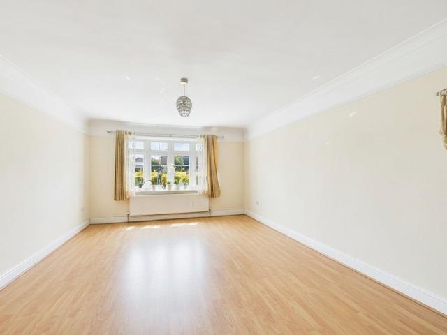 3 bedroom House in Penn Road, Slough