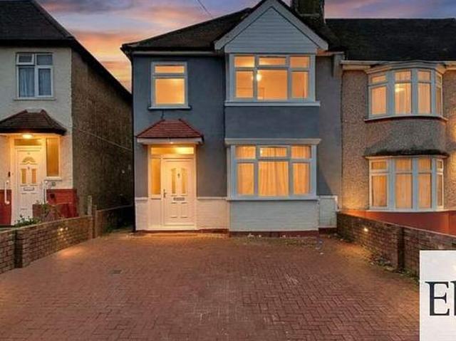 3 bedroom house in Wembley