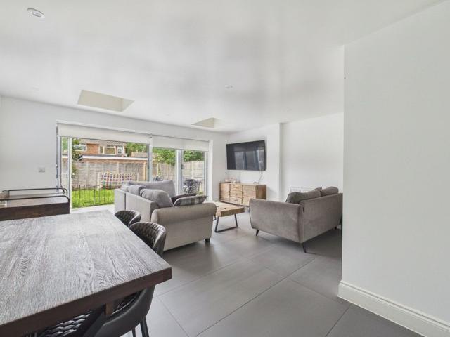 3 bedroom House in Valley Crescent, Wokingham