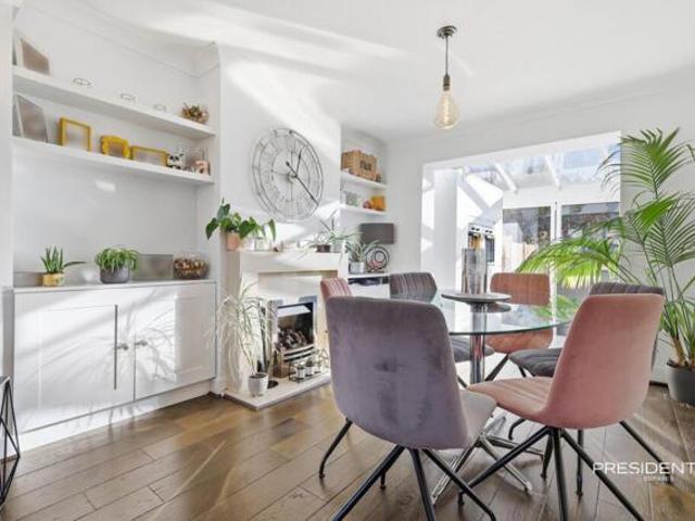 3 Bedroom House Loughton Essex 98545701