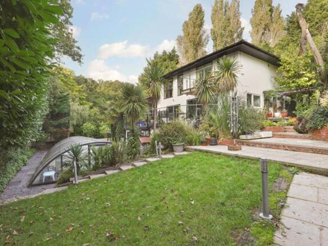 3 Bedroom House Loughton Essex LS100540976