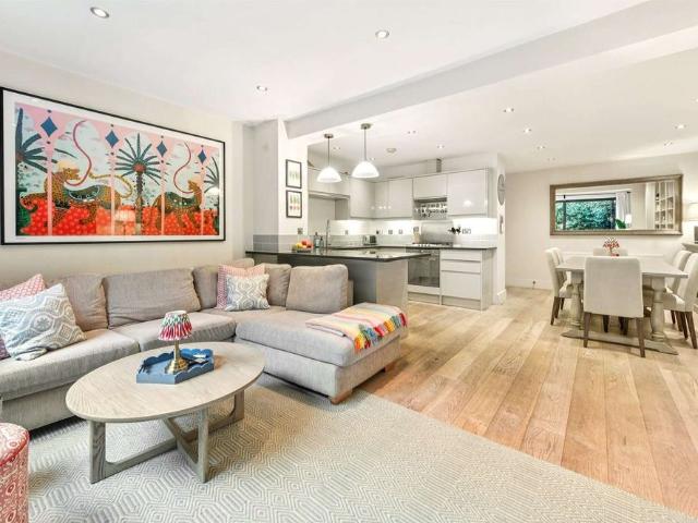 3 bedroom house located on a quiet street in Battersea. Not suitable for sharers