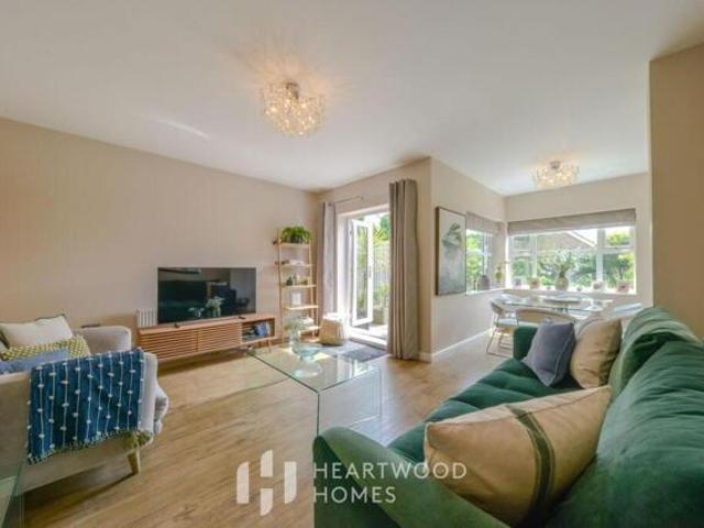3 Bedroom House London Colney Hertfordshire LS100684977
