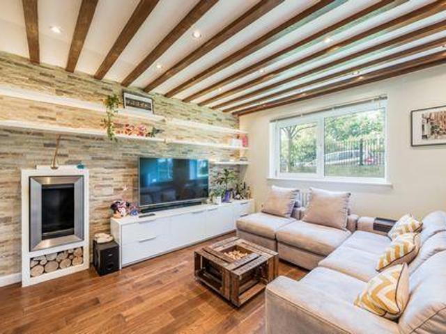 3 Bedroom House London England LS103123735