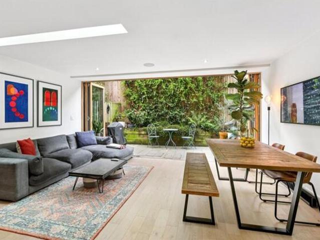 3 Bedroom House London Greater London LS101025765