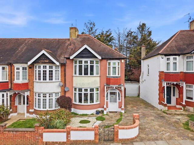 3 Bedroom House London Greater London LS101677392