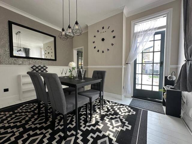 3 Bedroom House London Greater London LS101931546