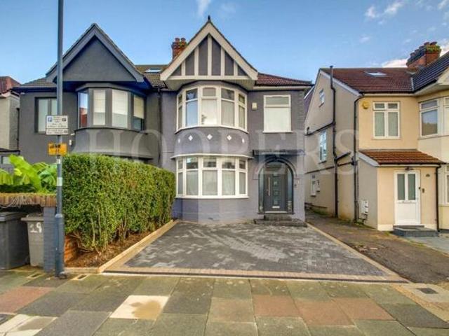 3 Bedroom House London Greater London LS98834544
