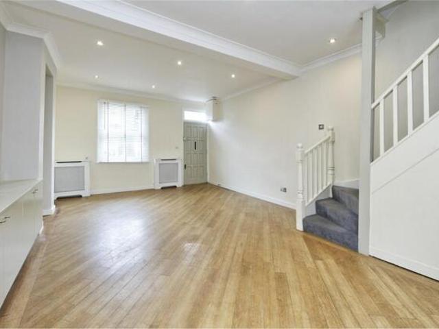 3 Bedroom House London Greater London LS98903482