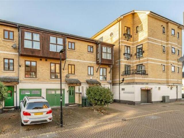 3 Bedroom House London Greater London LS99436806