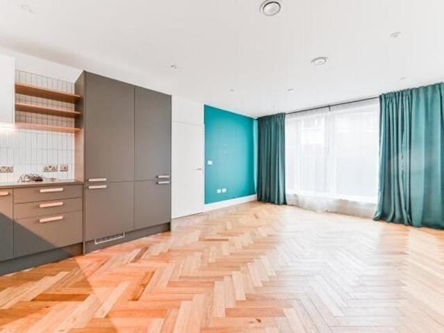 3 Bedroom House London Greater London LS99608371