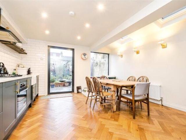 3 Bedroom House London Greater London LS99688308