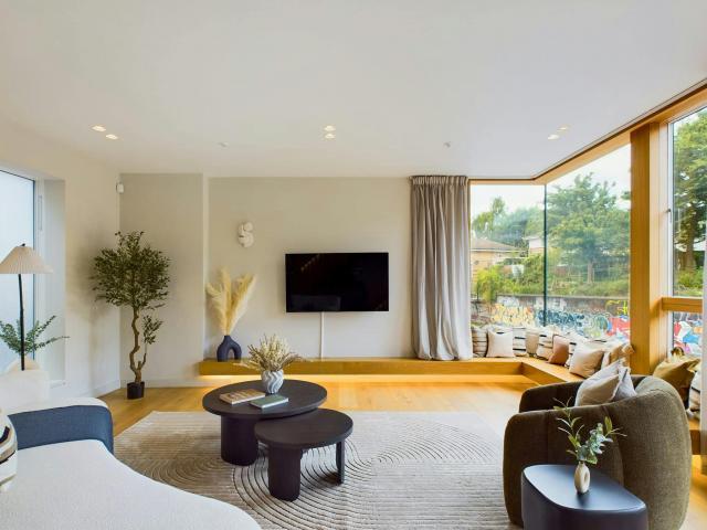 3 Bedroom House London London 81034341