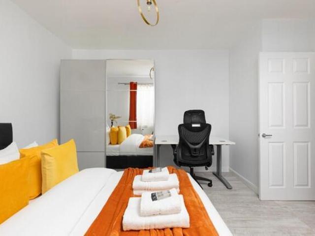 3 Bedroom House London London 103486095