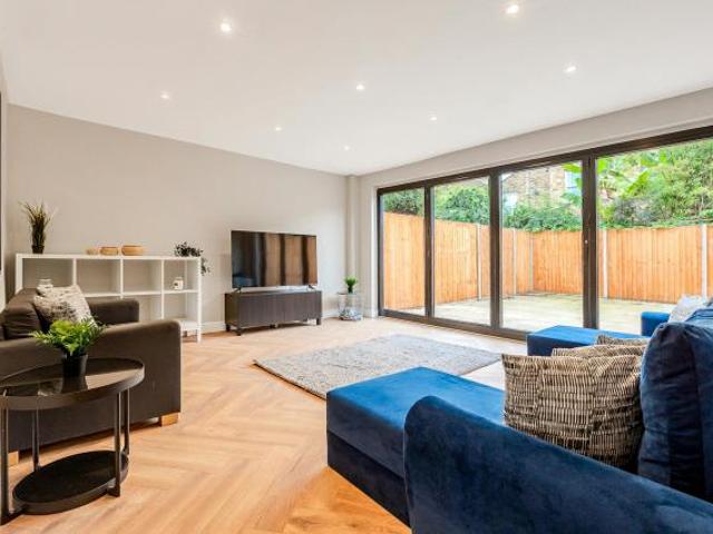 3 Bedroom House London London LS84300408