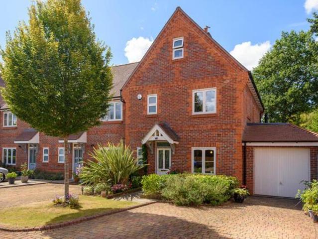 3 Bedroom House Lane End Buckinghamshire 99237170