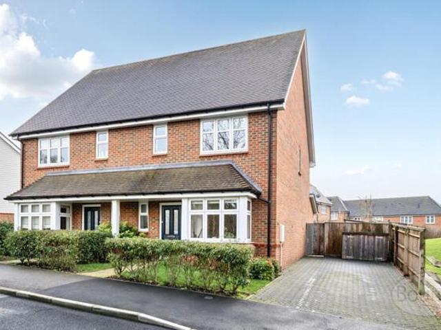 3 Bedroom House Leatherhead Surrey LS98903532