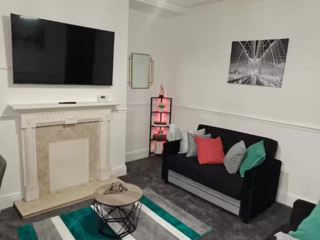 3 Bedroom House Leeds Leeds 103093481