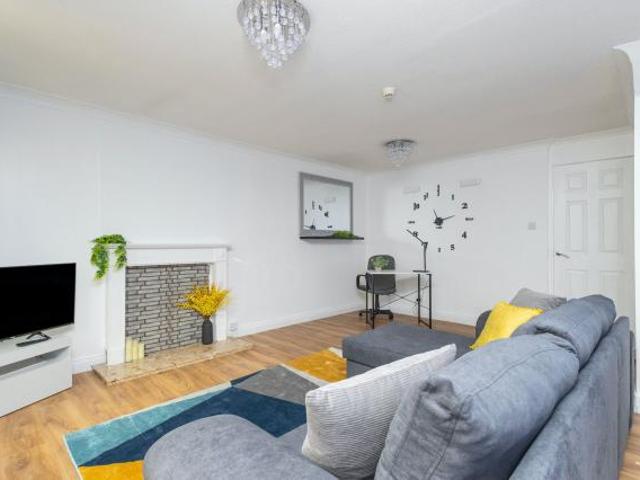 3 Bedroom House Leeds Leeds 65863743