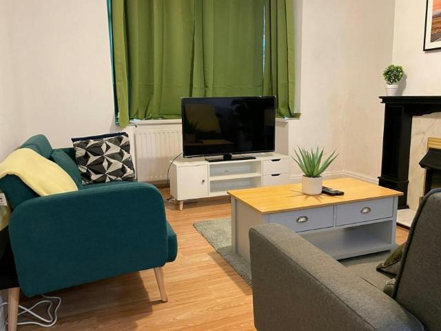3 Bedroom House Leeds Leeds LS93615463
