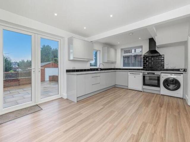 3 Bedroom House Leeds Leeds LS99952190