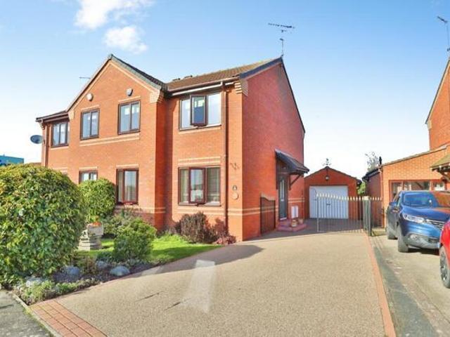3 Bedroom House Leeds Leeds LS99952274