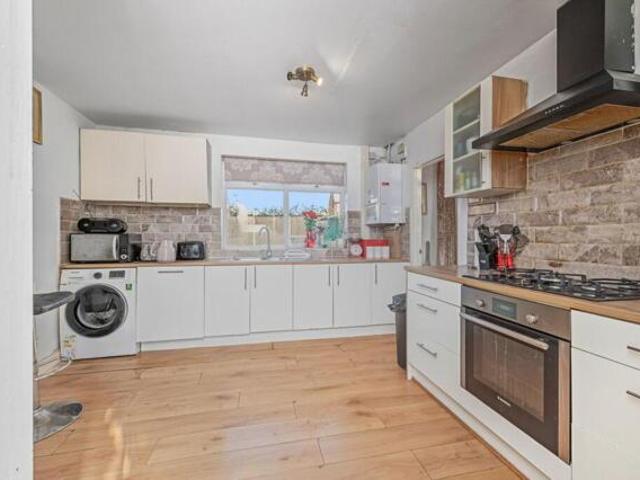 3 Bedroom House Leeds Leeds LS100342853