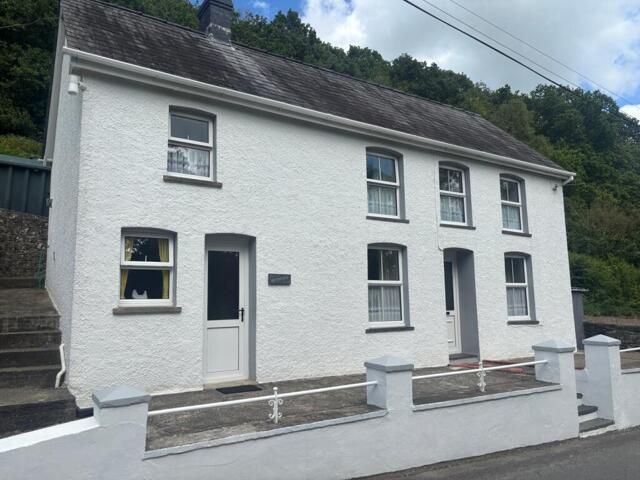 3 Bedroom House Llanybydder Ceredigion 98386941