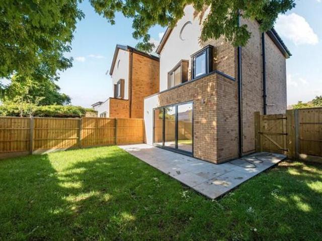 3 Bedroom House Morden Greater London 98834302