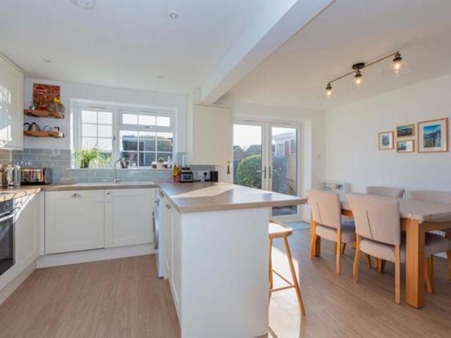 3 Bedroom House Maidenhead Berkshire LS99437258