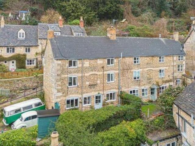 3 Bedroom House Nailsworth Gloucestershire LS100426593