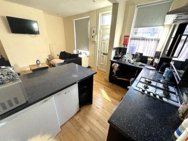 3 bedroom house share for rent in Autumn Avenue, LS6