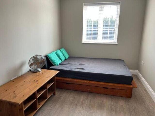 3 bedroom house share for rent in Bowes RD, N11