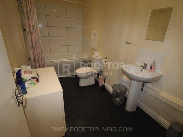 3 bedroom house share for rent in Moorland Avenue, LS6