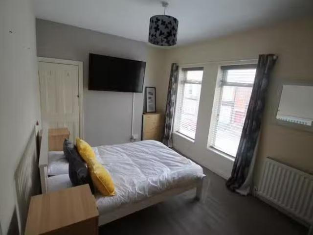 3 bedroom house share for rent in Student House Share Edgecumb.