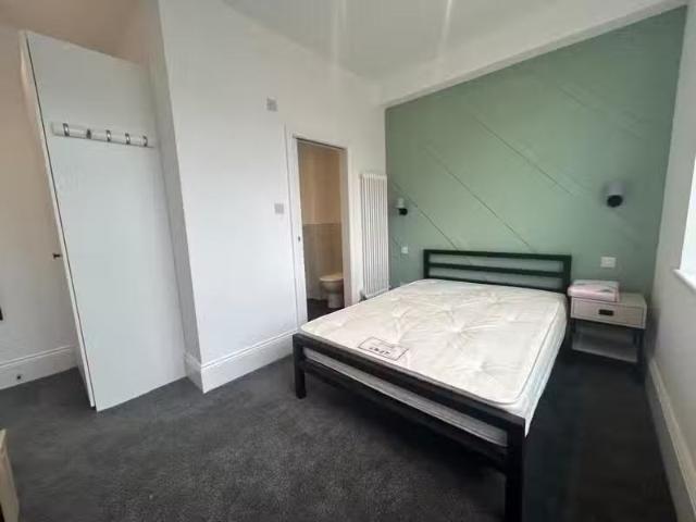 3 bedroom house share for rent in Wilbury Crescent, Hove, BN3