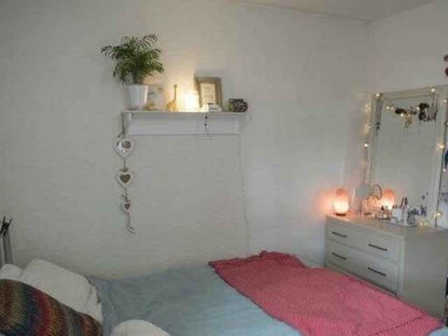 3 bedroom house share for rent in Victoria Road GU9
