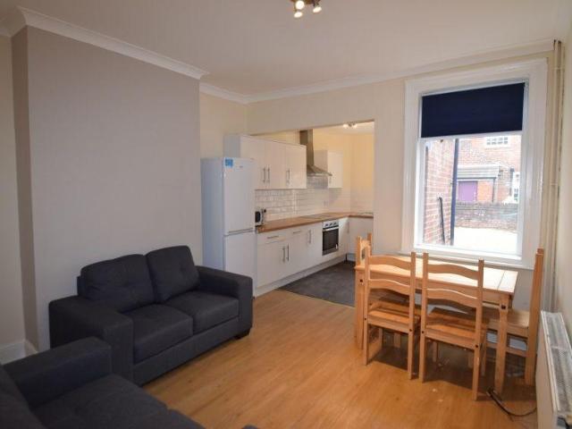 3 bedroom house share to rent