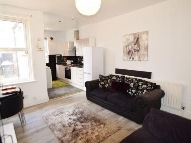 3 bedroom house share to rent