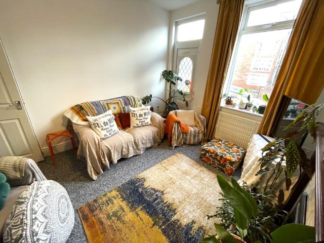 3 bedroom house share to rent