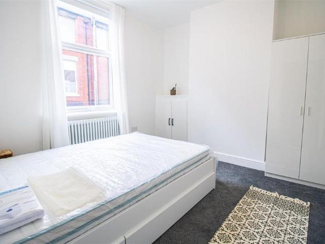 3 bedroom house share to rent