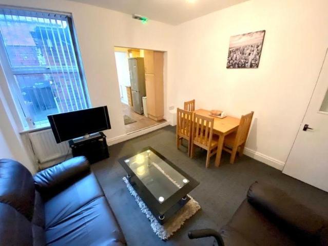 3 bedroom house share to rent