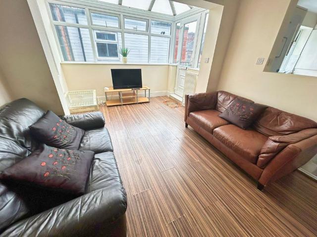 3 bedroom house share to rent