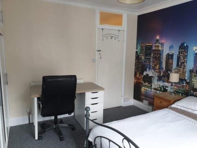 3 bedroom house share to rent