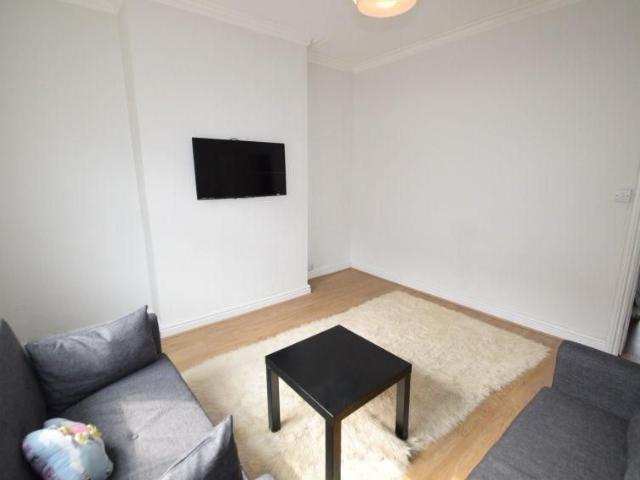 3 bedroom house share to rent