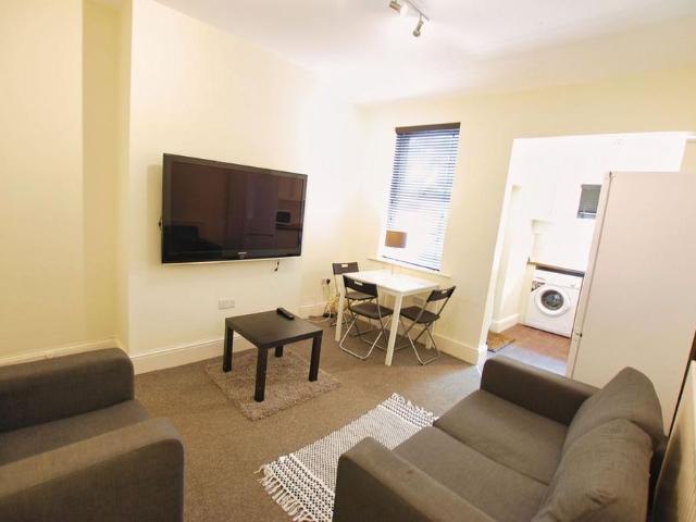 3 bedroom house share to rent