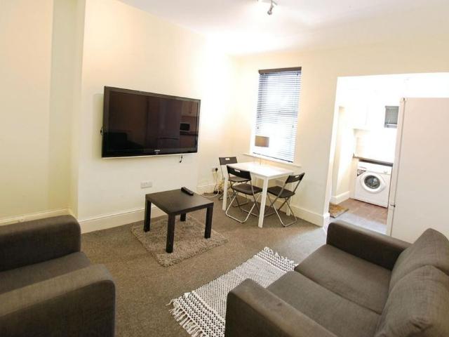 3 bedroom house share to rent