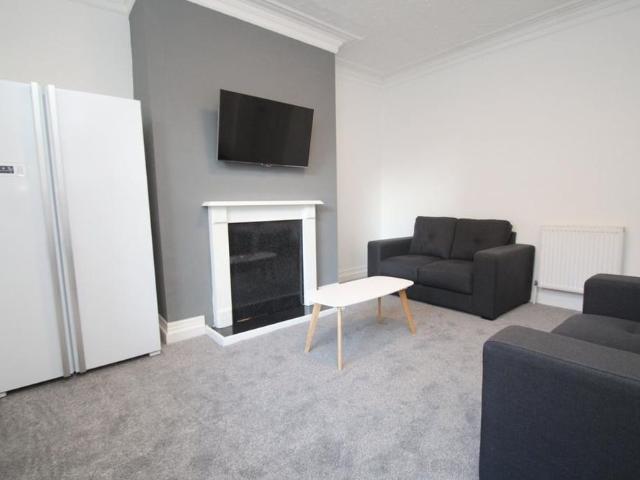 3 bedroom house share to rent
