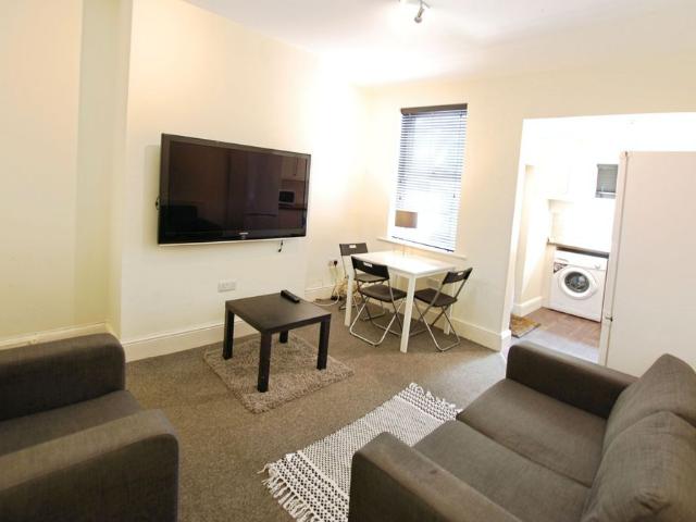 3 bedroom house share to rent