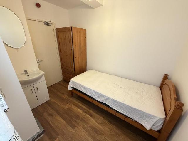 3 bedroom house share to rent